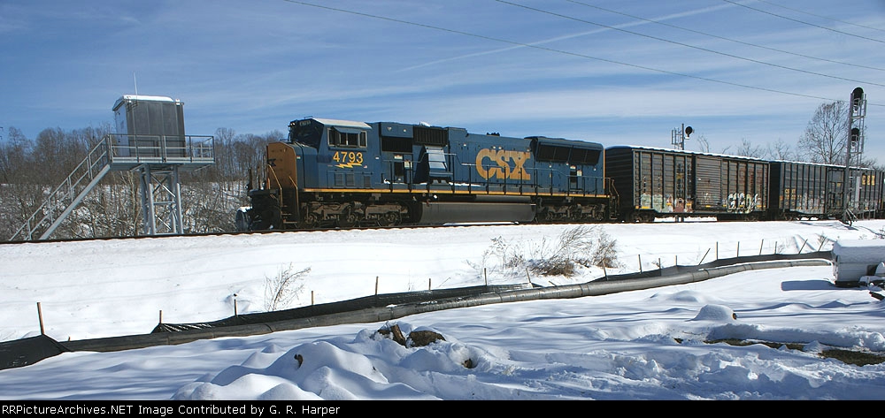 260 - CSXT 4793 alone brings Q3033? out of the siding at Reusens
